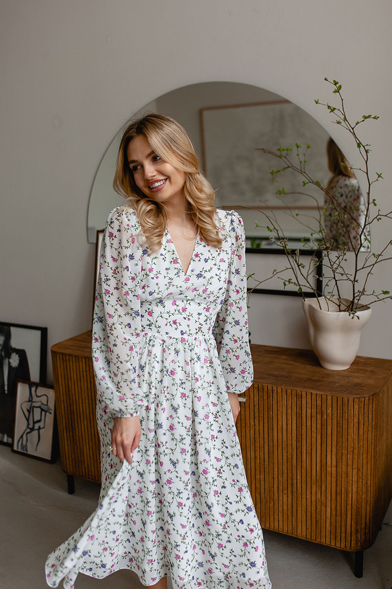 Купить платья миди KRASA 319-23.08 белый в розово-сиреневые цветы